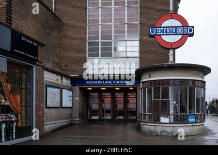 London Underground Tube Station: Rayner's Lane Stock Photo - Alamy