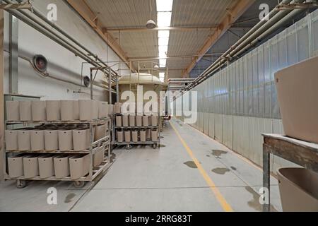 The semi-finished sanitary ware storage workshop is in the factory ...