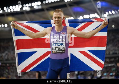 Ben Pattison celebrating her medal with her country's flag in the 800 ...