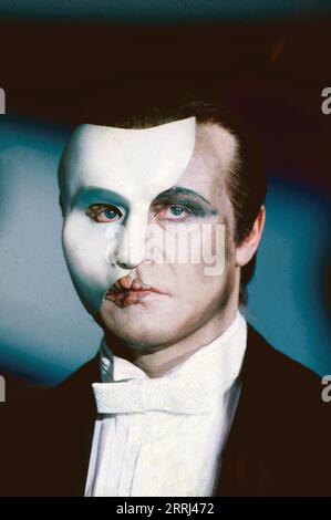 Phantom der Oper, 1990, Peter Hofmann und Franz Beckenbauer tragen eine ...