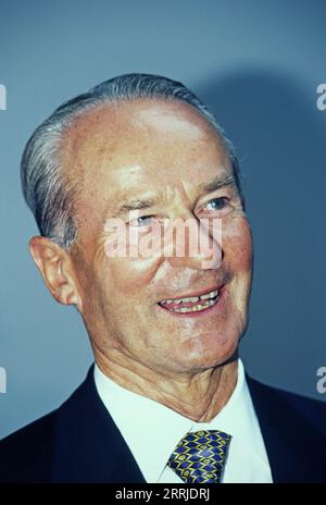 Reinhard Mohn, deutscher Unternehmer und Verleger, Gründer der ...