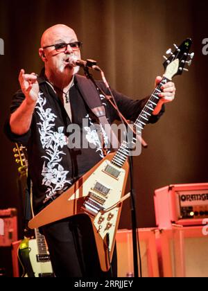 Andy Powell on vocals & guitar Stock Photo - Alamy