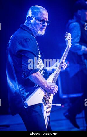 Andy Powell on vocals & guitar Stock Photo - Alamy