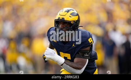 Michigan defensive end Josaiah Stewart (5) in action during the first ...