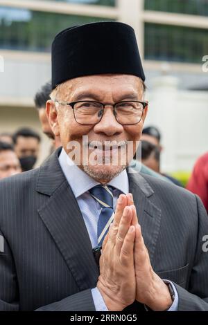 ** FILE ** Former Malaysian Prime Minister Mahathir Mohamad, left ...