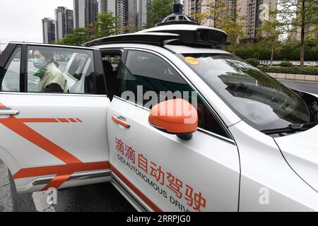 230327 -- GUANGZHOU, March 27, 2023 -- A citizen uses the Didi Robotaxi ...