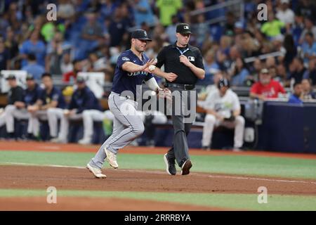 Seattle Mariners first baseman Ty France makes a play against the ...