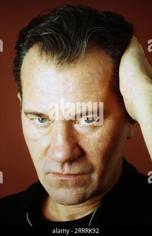 Manfred Lehmann, deutscher Schauspieler und Synchronsprecher, trägt ...