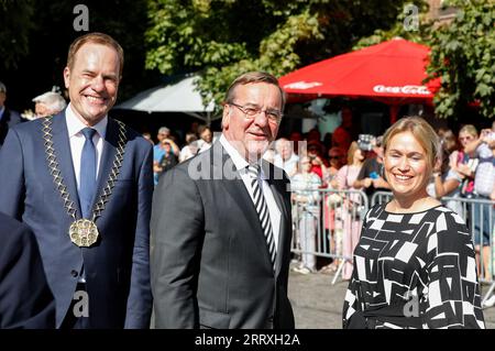 Boris Pistorius beim Besuch des Rathauses zum Eintrag ins Goldene Buch ...