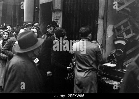Menschen beim Einkauf auf dem Markt, hier: Metzgereistand von Rudolf ...