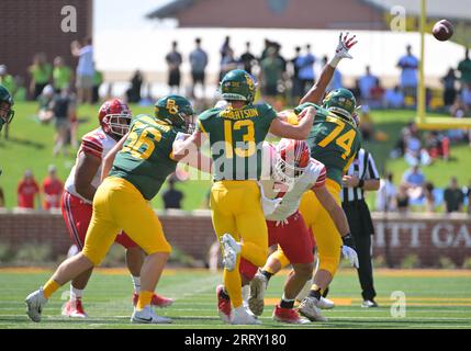 Utah defensive end Van Fillinger (7) runs around the edge during the ...