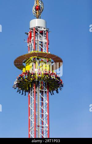 Freefall Extreme The world's largest mobile freefall tower will be in ...