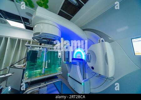 Medical linear accelerator in the Onko Ray Stock Photo - Alamy