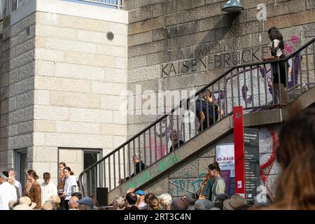 Bremen, Germany. 10th Sep, 2023. Barbara Maass (r), granddaughter of ...
