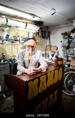 Bochum, Germany. 05th Sep, 2023. Musician Mambo Kurt sits at his organ ...