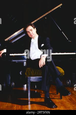 Philippe Cassard, französischer klassischer Pianist, Portrait am Flügel ...