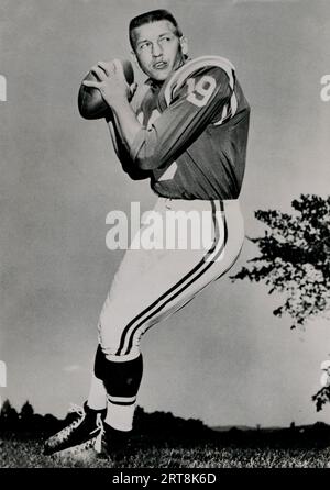 Baltimore Colts quarterback Johnny Unitas (19) and fullback Jerry Hill ...