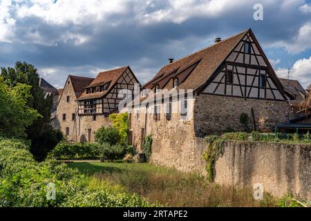 Fachwerkhäuser an der Stadtmauer in Bergheim, Elsass, Frankreich | half ...
