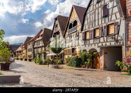 Fachwerkhäuser an der Place du docteur Pierre Walter in Bergheim ...