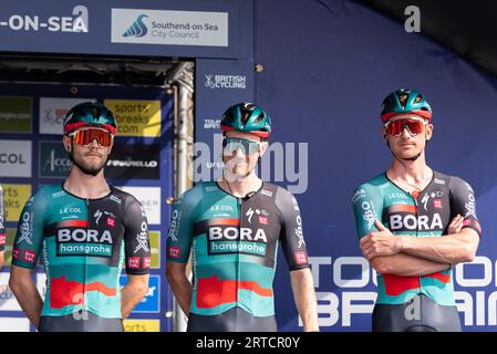 Bora Hansgrohe team - Sam Bennett shakes Simon Gerrans hand at the ...