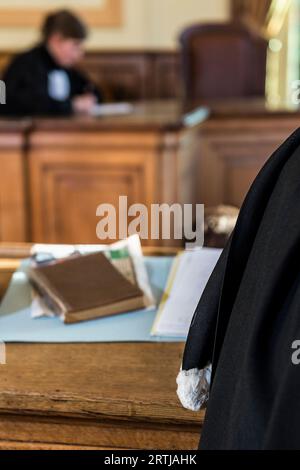 Avocat dans un tribunal avec les justitiables. Reconstitution d'une ...