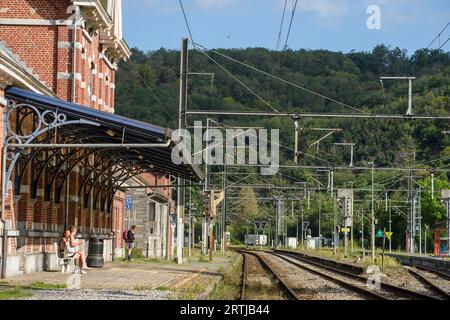 Train SNCB entrant en gare d'Houyet en direction de Namur | Belgian ...