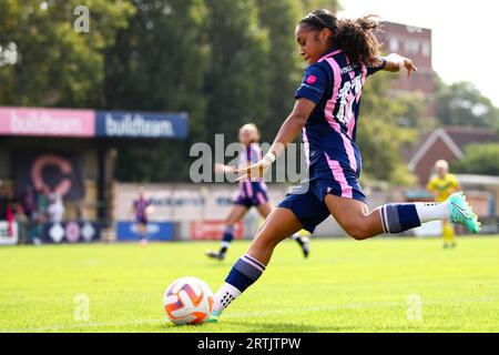 Female footballer Luna Alves Etienne (17 Dulwich Hamlet) in action ...