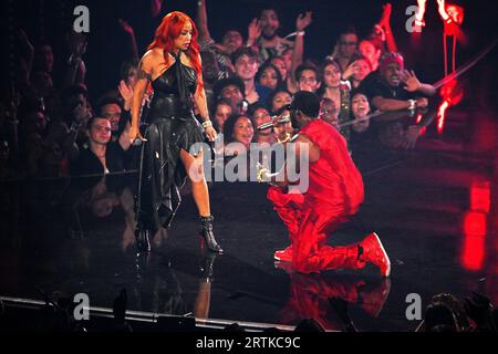 Keyshia Cole and Diddy perform on stage at the MTV Video Music Awards ...