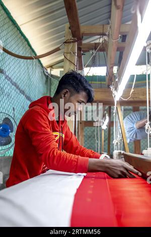 Weaver with a handloom in Suregaon, Maharashtra, India Stock Photo - Alamy