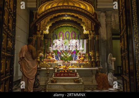 Priest performing ritual in ISKCON temple in Juhu, Mumbai, India Stock Photo - Alamy