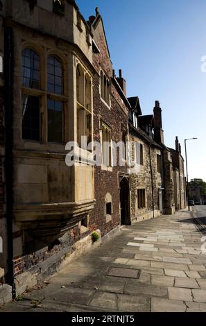 Street surrounding Lincoln Cathedral, Priory Gate, Lincoln, UK Stock ...