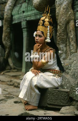 Temple dancer, Ta Prom temple Stock Photo - Alamy