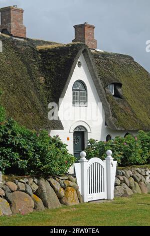 Thatched-Roof House in Wenningstedt, Sylt, Germany Stock Photo - Alamy