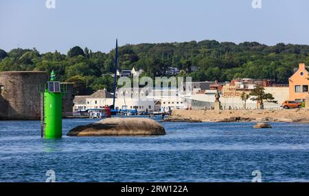 Entry into the port of Concarneau, rear minehunter Oostende M940 under ...