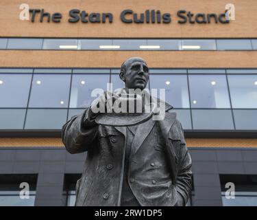 Statue of Stan Cullis before the Premier League match Wolverhampton ...