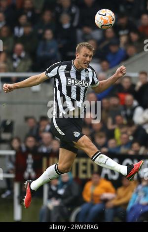 Dan Burn of Newcastle United during the Premier League match Newcastle ...