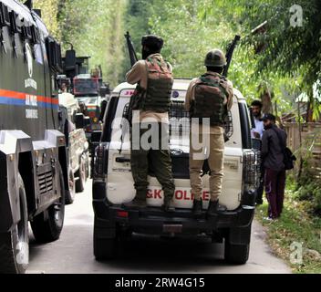 ANANTNAG, INDIA - SEPTEMBER 15: Army soldiers are seen near the ...