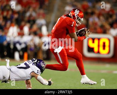 TCU linebacker Johnny Hodges (57) tackles Texas running back Bijan ...
