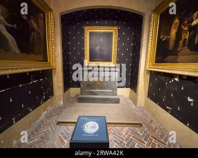 The prison cell where Marie Antoinette was held in the Conciergerie de ...