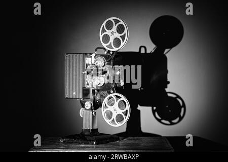 PROJECTOR VINTAGE RETRO KODASCOPE CINE PROJECTOR KODAK Stock Photo - Alamy