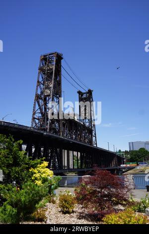 Steel Bridge spanning the Willamette River in Portland, Oregon Stock ...