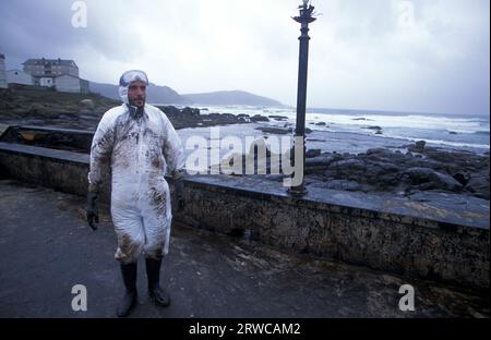 Volunteer cleaning the beach in Muxia, The Prestige oil spill , Praia ...