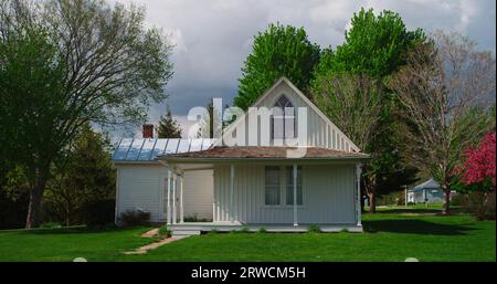 Classic view of the iconic “American Gothic House,” made famous by ...