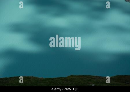 Blick auf den Lac de Mauvoisin, einer der grössten Stauseen der Schweiz ...