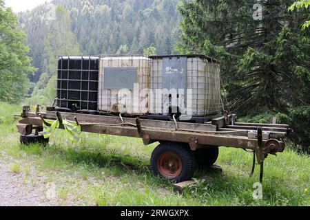 Trailer with IBC container serves as watering place for animals Stock ...