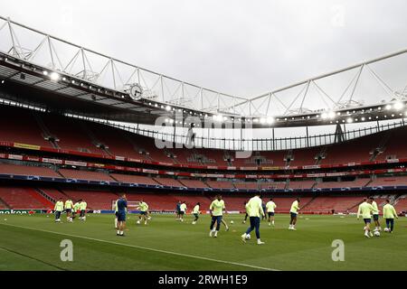 LONDON - Overview of the stadium during the UEFA Champions League match ...