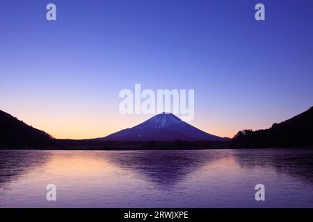 Lake Shojin at dawn and Mt. Fuji Stock Photo - Alamy