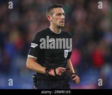 Referee Tom Reeves during the Sky Bet League One match at the Pirelli ...