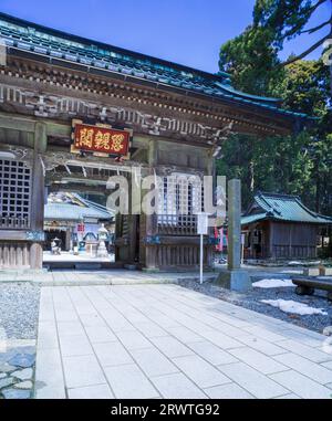 Niomon Gate of Okuno-in Temple Kuonji Temple, Minobu-san Kuonji Temple ...