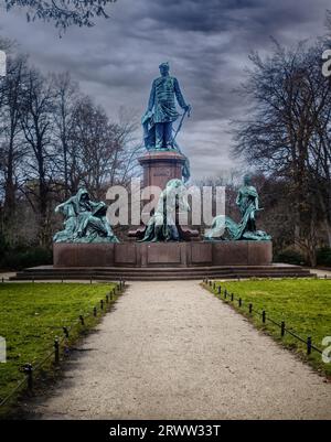 The Bismarck statue and Siegessäule in the tiergarten Berlin Stock ...